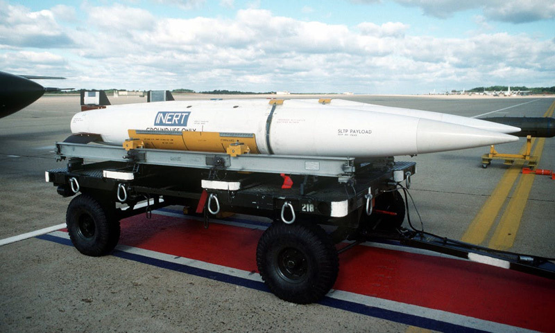 1980年美国本土惊险一幕：携12枚核弹的B-52起火，风向一变就会炸__凤凰网