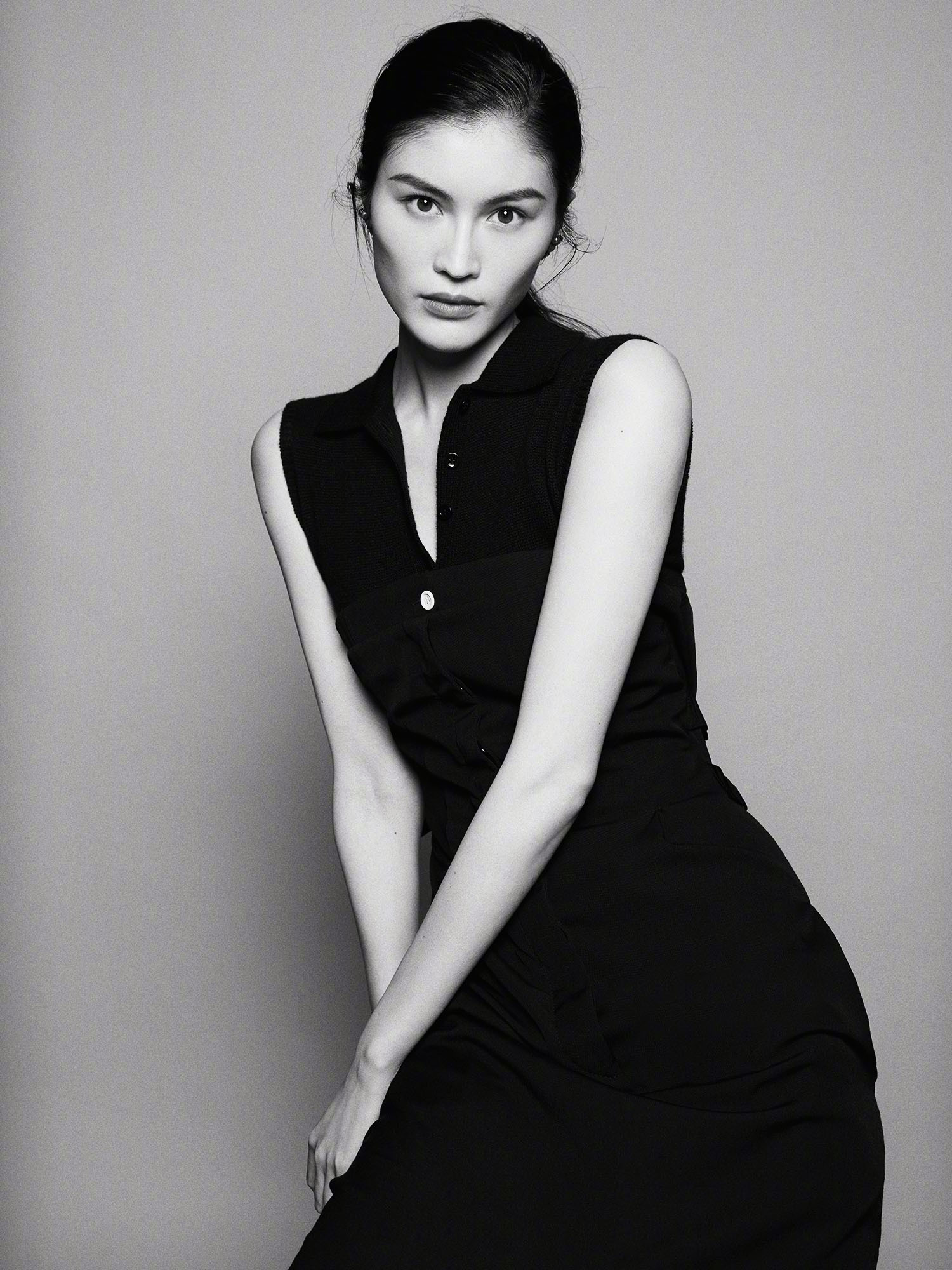 超模何穗登上伦敦时尚杂志The WOW Magazine 秋冬刊封面_凤凰网