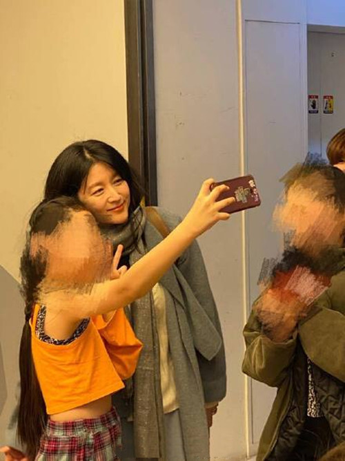 岁月从不败美人！49岁李英爱近照曝光，以家长身份现身孩子学校_凤凰网娱乐_凤凰网