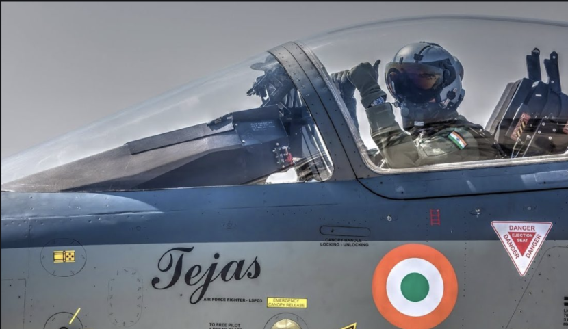 印度试飞员谈LAC：驾驶舱狭小容易撞 大迎角性能极出色_凤凰网军事_凤凰网