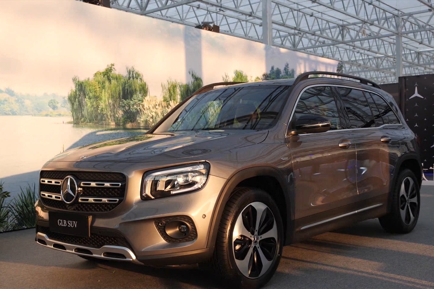 奔驰新款GLB实拍！新增四驱车型，全系1.3T到底有何亮点？_凤凰网视频_凤凰网