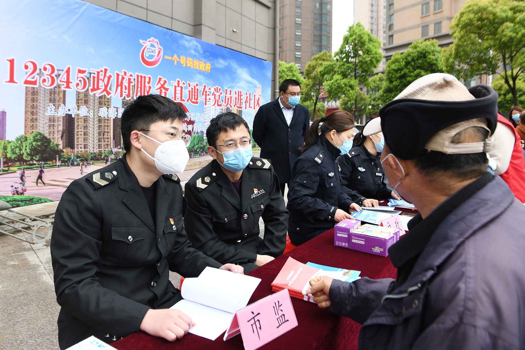 安徽合肥：政务服务直通车进小区，家门口的“服务大厅”，受欢迎_凤凰网视频_凤凰网