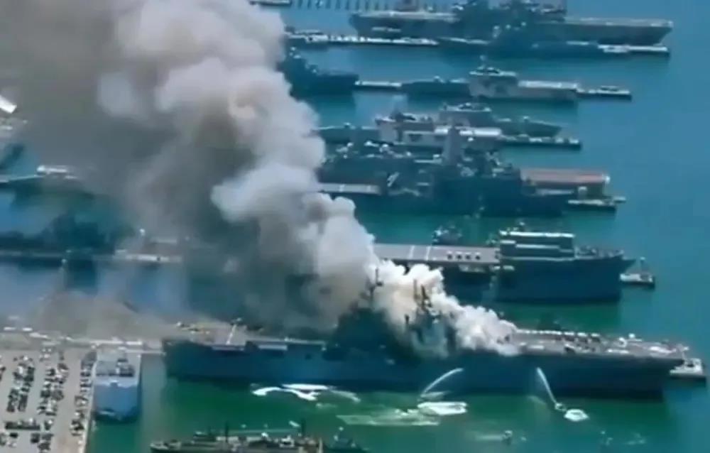 美军两栖攻击舰爆炸起火，此前曾多次在我国周边海域耀武扬威__凤凰网