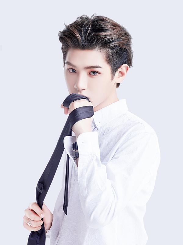 18岁Justin被叫叔叔？扯领带动作太攻了，小小年纪这样太犯规__凤凰网