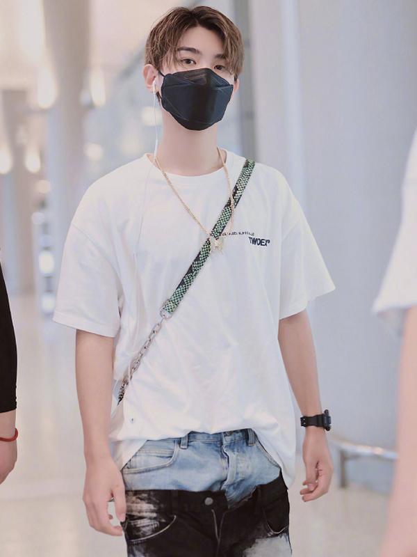 18岁Justin被叫叔叔？扯领带动作太攻了，小小年纪这样太犯规__凤凰网