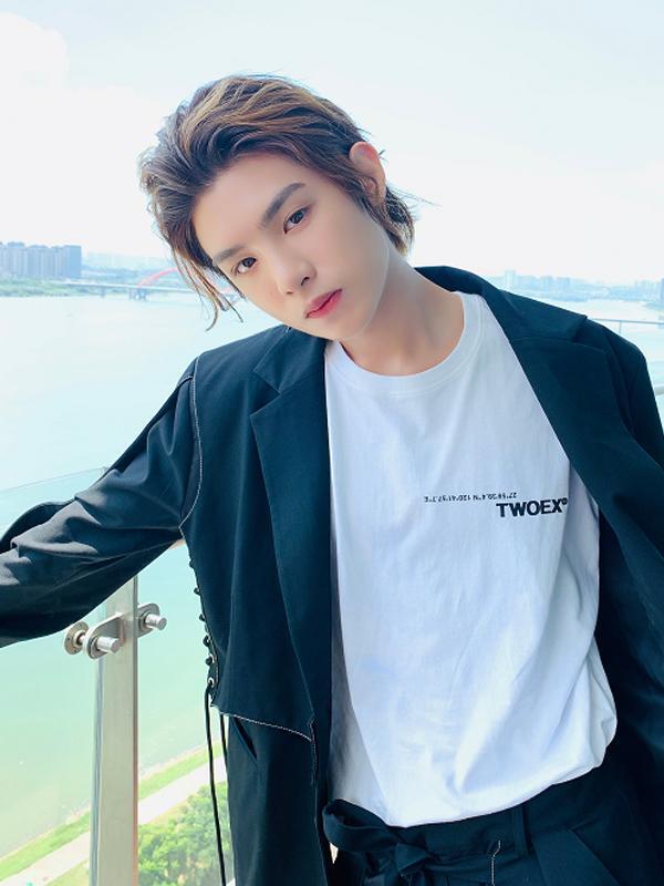 18岁Justin被叫叔叔？扯领带动作太攻了，小小年纪这样太犯规__凤凰网