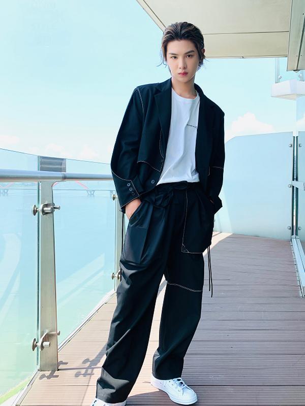 18岁Justin被叫叔叔？扯领带动作太攻了，小小年纪这样太犯规__凤凰网