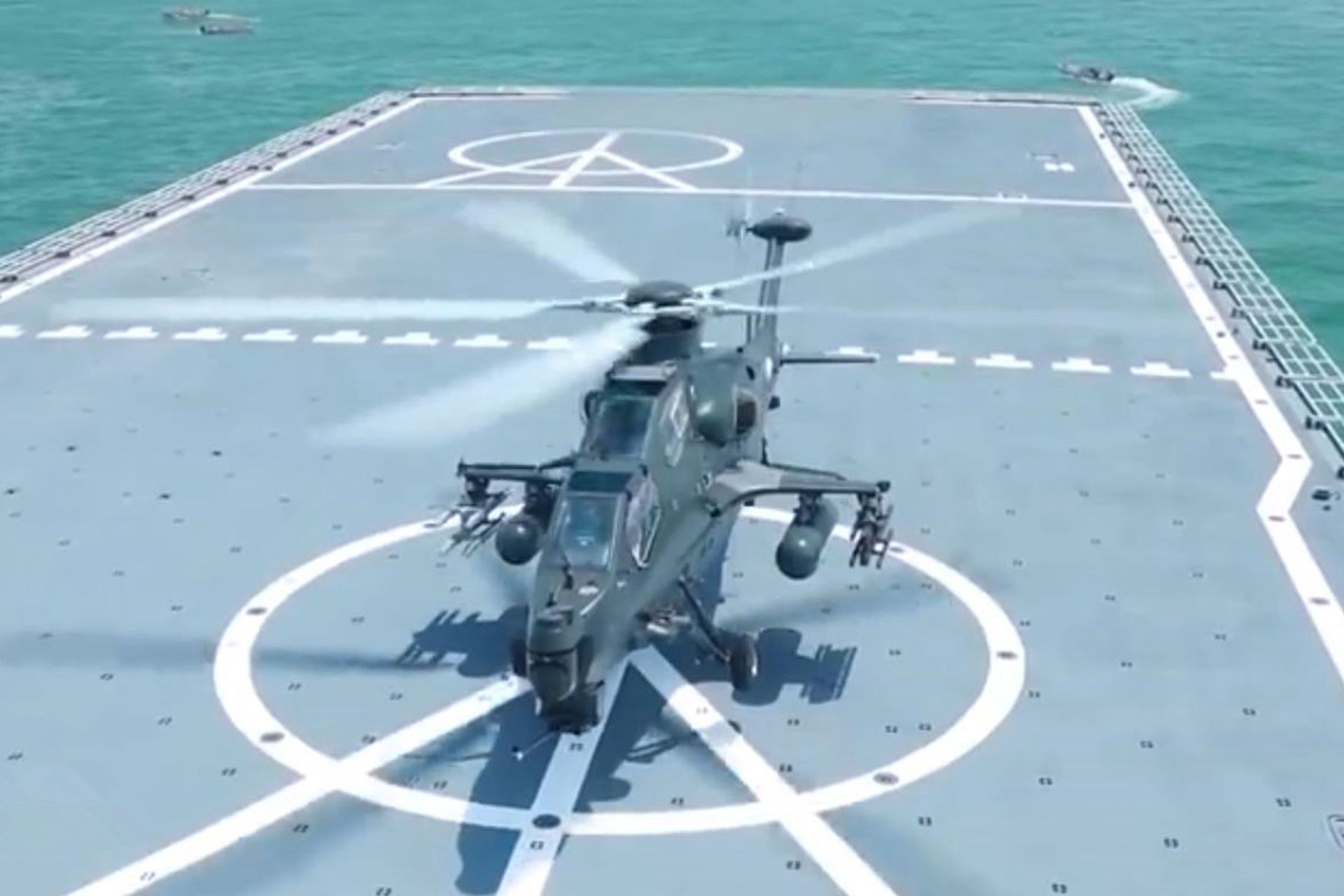 075两栖攻击舰开始海试 可搭载30架直升机 或将加入东部战区_凤凰网