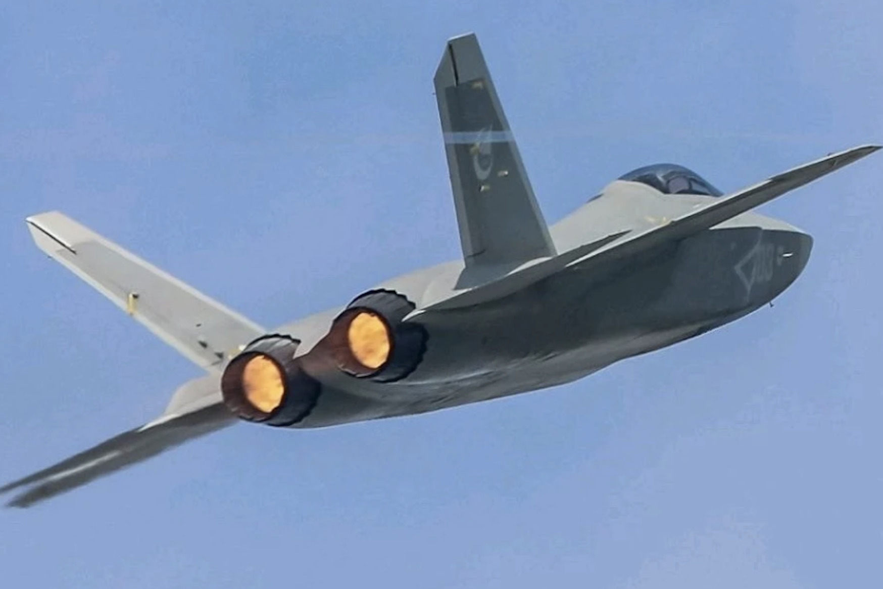 上舰有望？全新FC-31战机亮相，换装国产发动机状态接近完全体_凤凰网视频_凤凰网