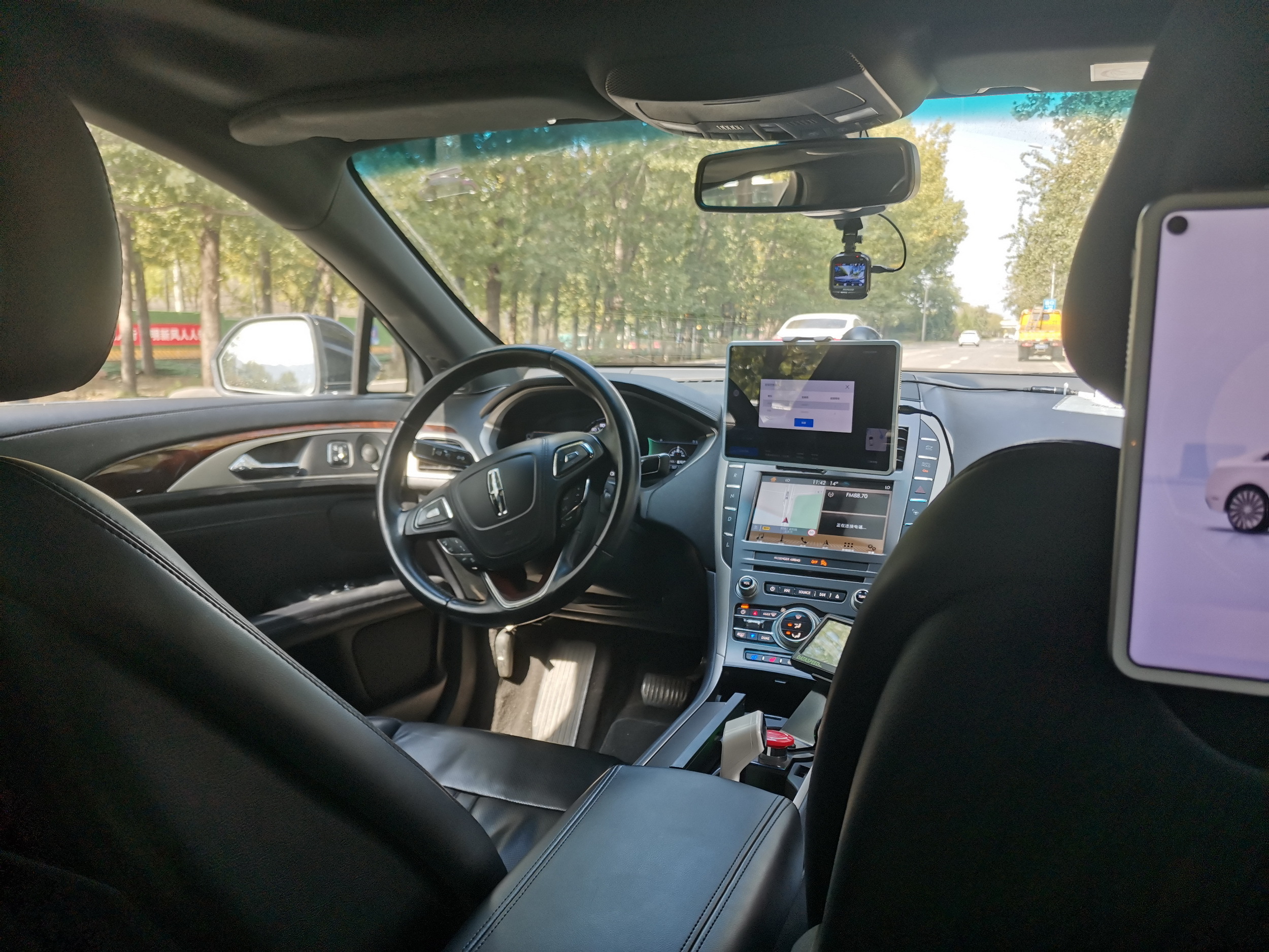 记者试乘“无人驾驶出租车”：平安到达，智能化、舒适性体验欠佳__凤凰网