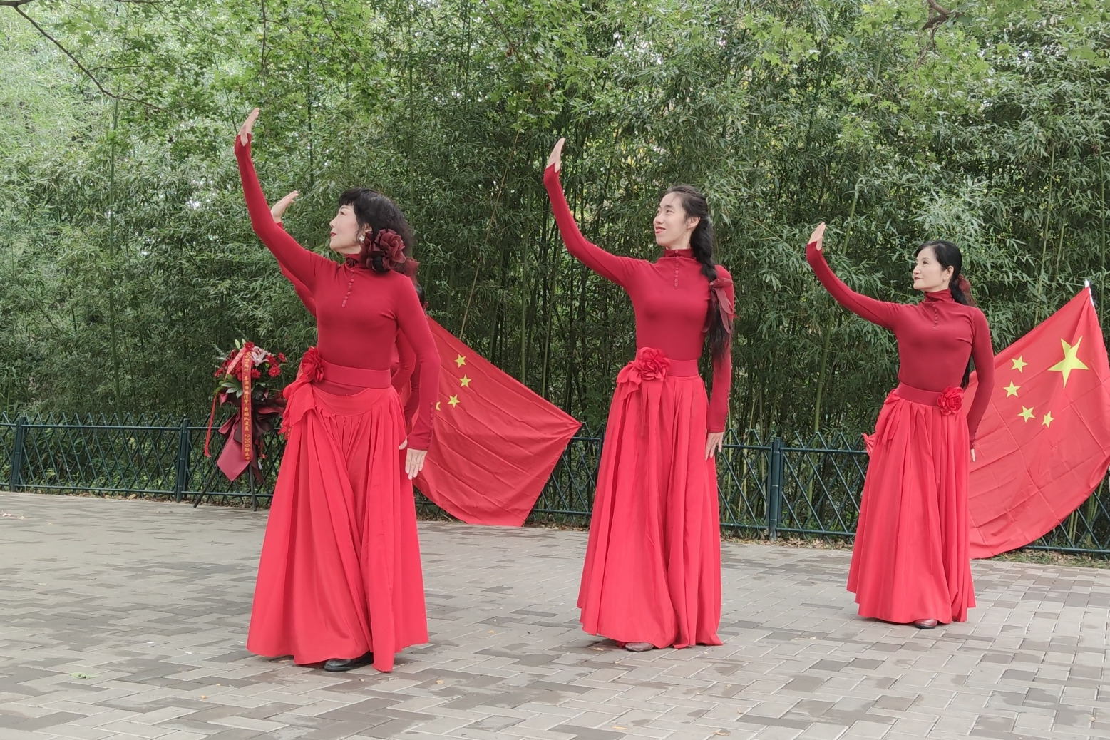 紫竹院广场舞《鸿雁》杜老师领舞,歌好听,舞步优美 凤凰网视频 凤凰网