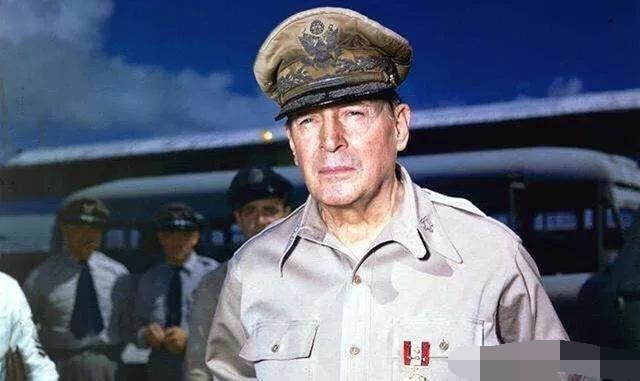 美军二战两位战区司令官 尼米兹和麦克阿瑟谁更强？_凤凰网