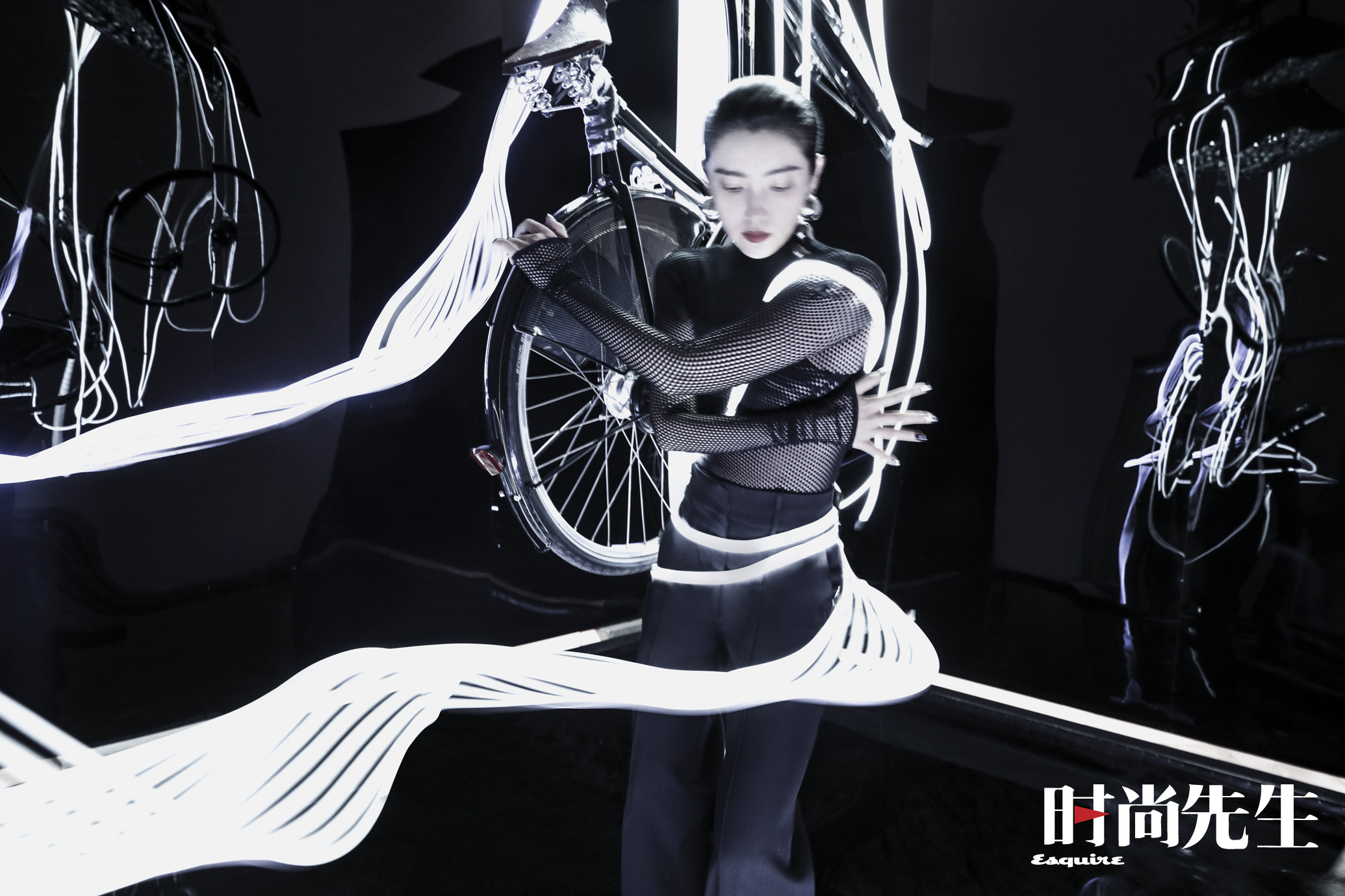 李冰冰解锁《时尚先生》开年封 时尚与环保结合诠释赛博朋克风__凤凰网