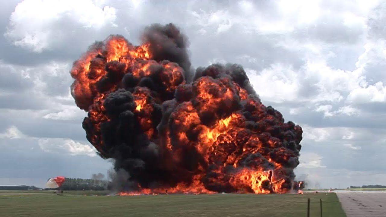 失控战机冲向人群爆炸！200人当场被撂倒 3架大运被直接烧成废铁__凤凰网