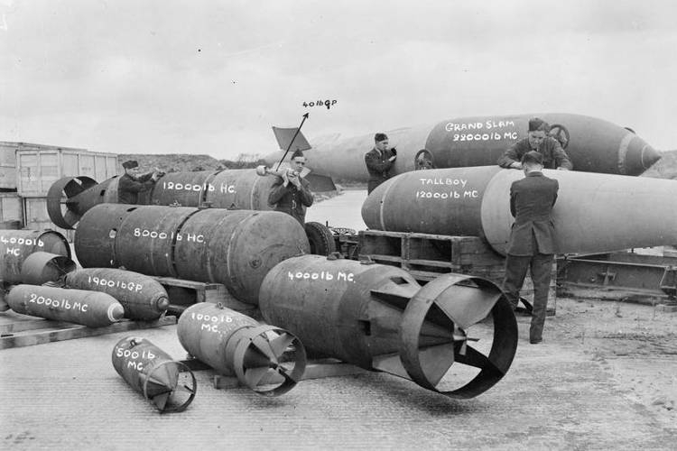 二战英国的巨型炸弹：一枚重5.4吨 三枚击毁5万吨级战列舰_凤凰网