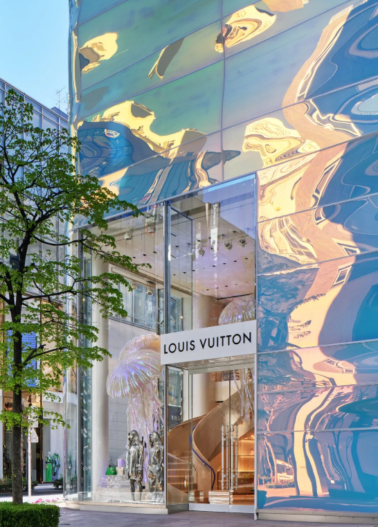 LV跨界卖甜品了？坐在10w美元的沙发上吃LV牌巧克力是什么体验？_凤凰网时尚_凤凰网