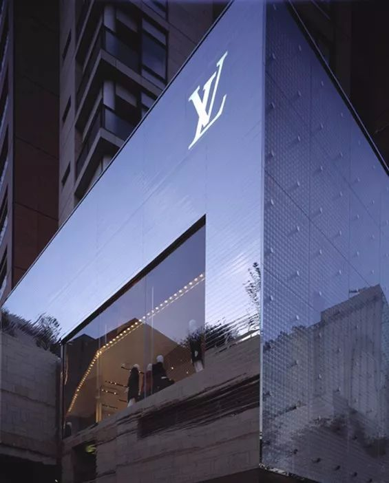 LV跨界卖甜品了？坐在10w美元的沙发上吃LV牌巧克力是什么体验？_凤凰网时尚_凤凰网