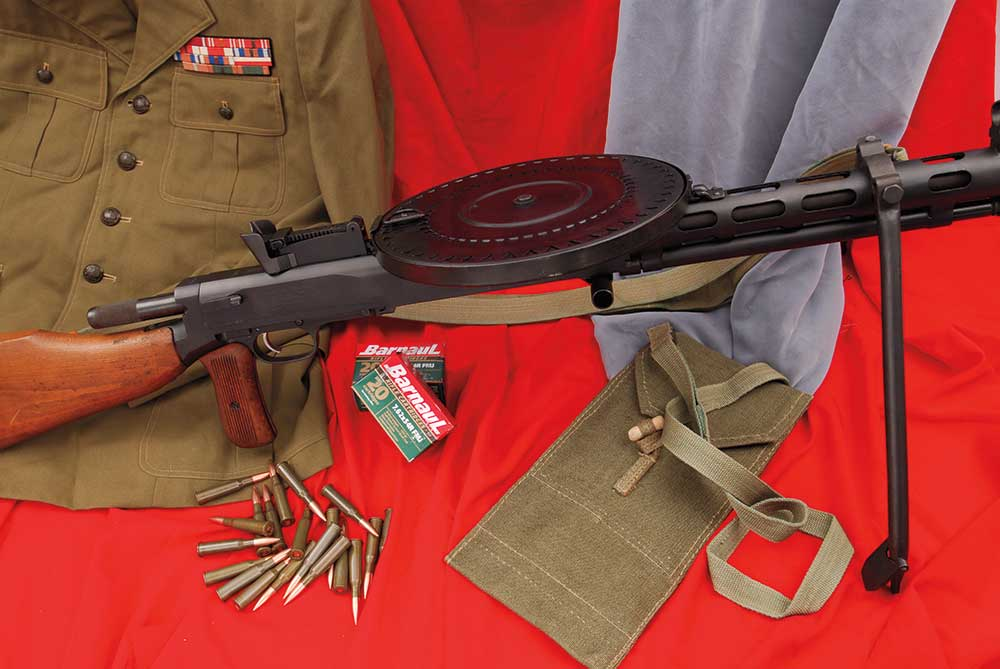 咱们抗战中所使用的捷克式轻机枪，在二战的轻机枪里能排第几？__凤凰网