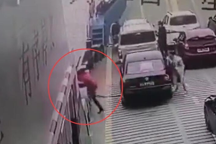 回乡途中,九江22岁女孩突然拉开车门负气跳江凤凰网视频凤凰网