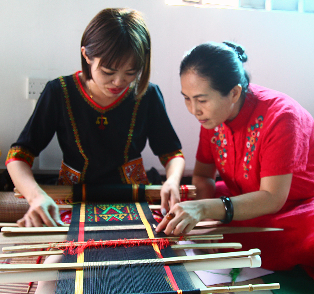 黎锦苗绣选手备战“三月三”__凤凰网