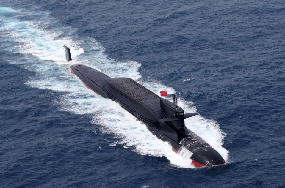 094核潜艇到底有多大？和常规动力潜艇放在一起比比就知道了_凤凰网