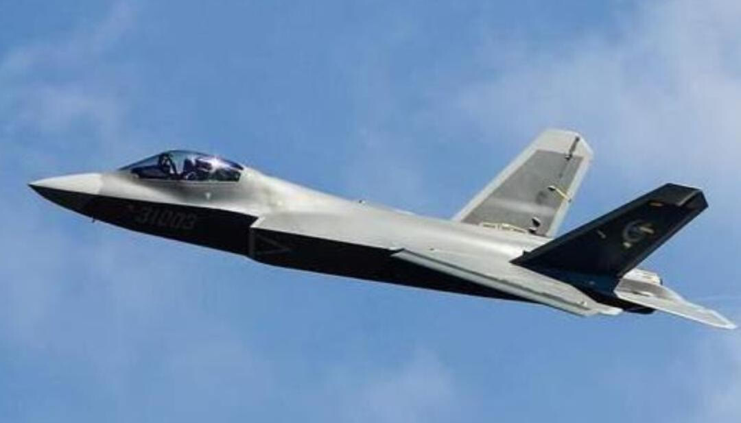 中国隐形舰载机新动向！FC31战机亮相珠海航展，这是官宣的节奏？_凤凰网军事_凤凰网