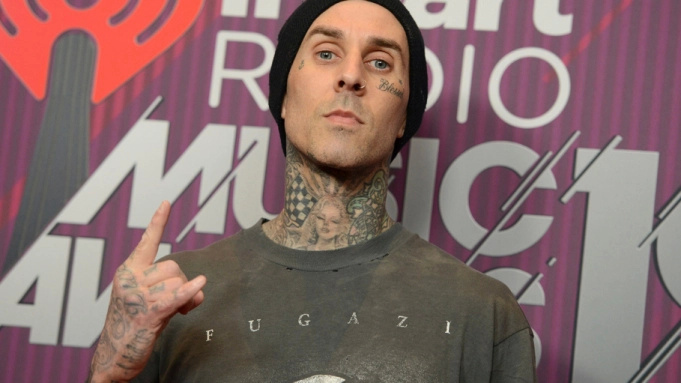 今日欧美圈：Travis Barker紧急入院，艾薇儿故地重游还原经典_凤凰网