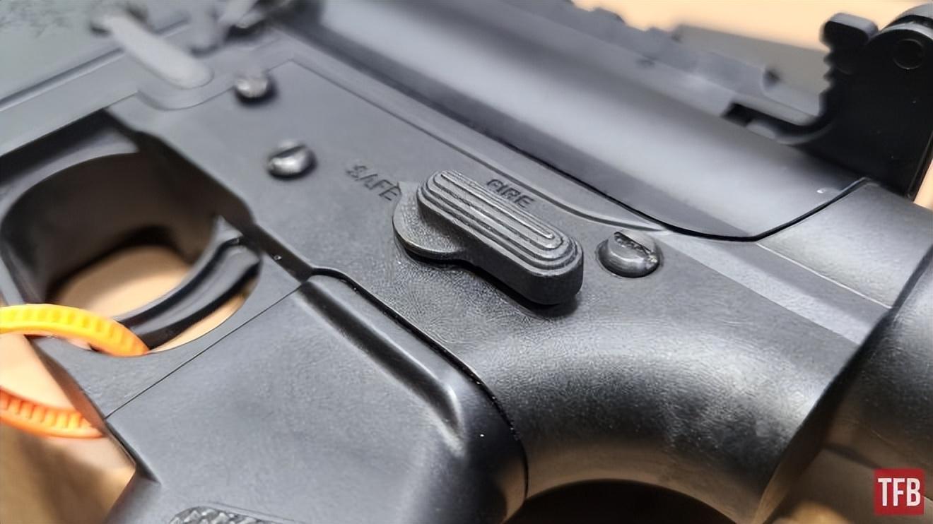 备受争议的儿童步枪：美国军火商推出的儿童步枪JR15是个什么枪？__凤凰网