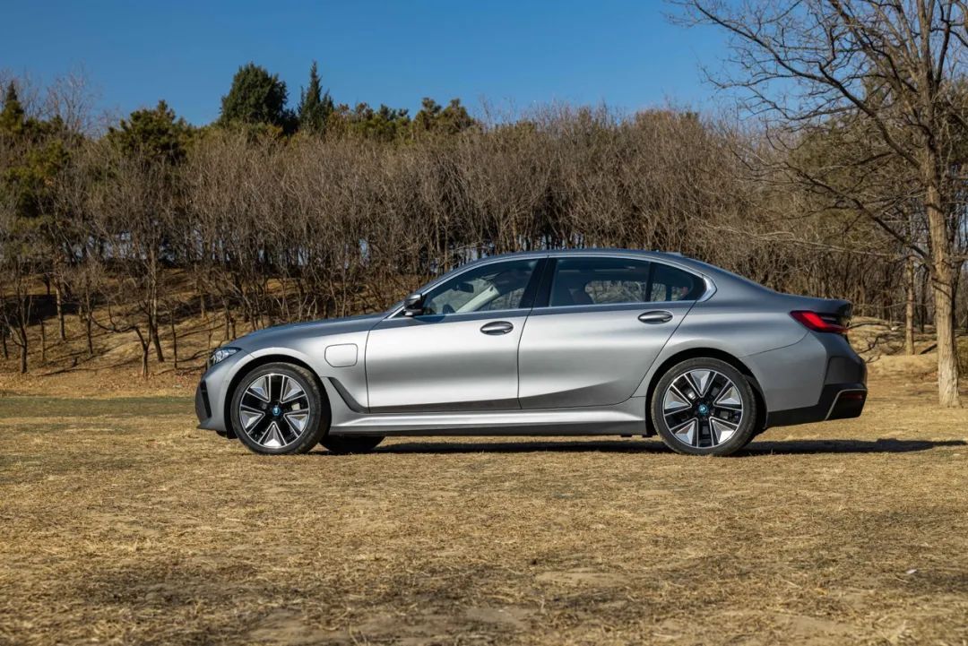 Cars01试驾：给运动加点“电”——试驾华晨宝马i3_凤凰网汽车_凤凰网