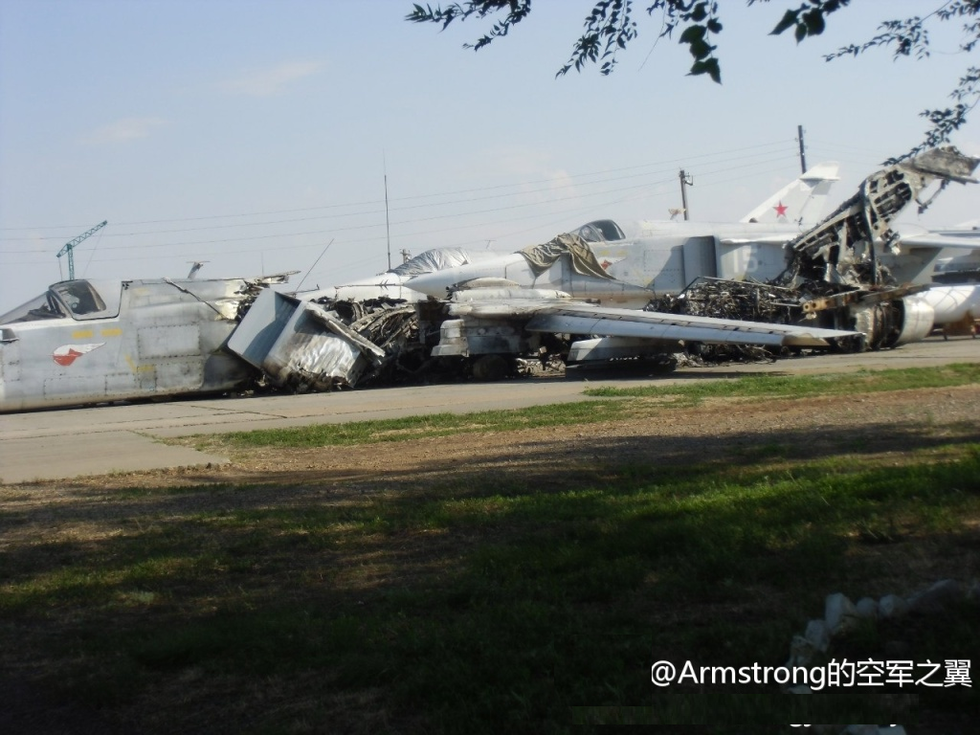 俄军一架苏-24迫降后报废 士兵摆造型自拍_手机凤凰网