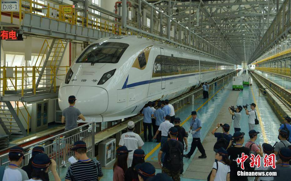 首列CRH3A新型动车组亮相成都_手机凤凰网