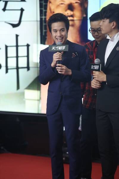 《天才枪手》组团来华！ 屁鹅”查侬撩衣秀八块腹肌手机凤凰网
