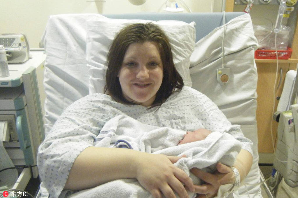 英国40KK罩杯巨乳妈妈：喂奶怕宝宝窒息_手机凤凰网