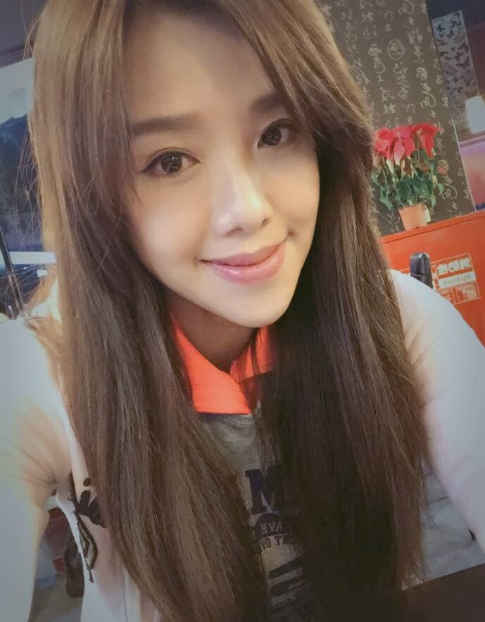 台湾47岁美魔女辣妈 拥有美腿马甲线颜值18岁_手机凤凰网