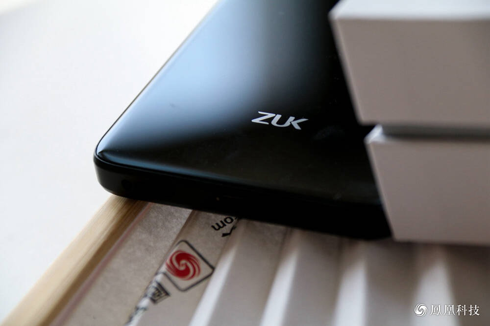 售价1599元 3+32GB版联想ZUK Z2开箱_手机凤凰网