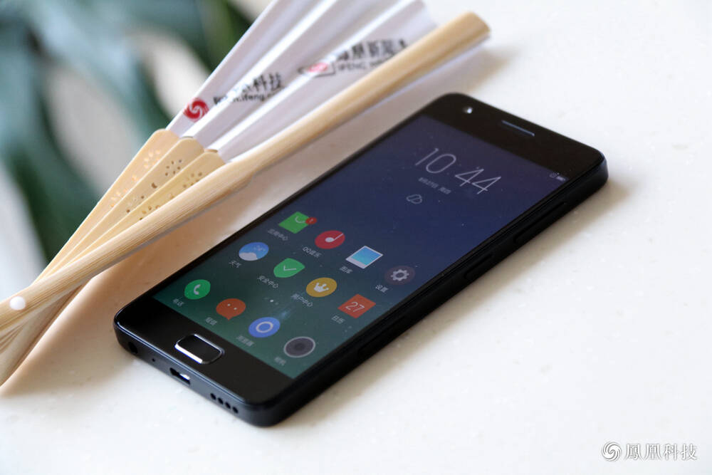 售价1599元 3+32GB版联想ZUK Z2开箱_手机凤凰网