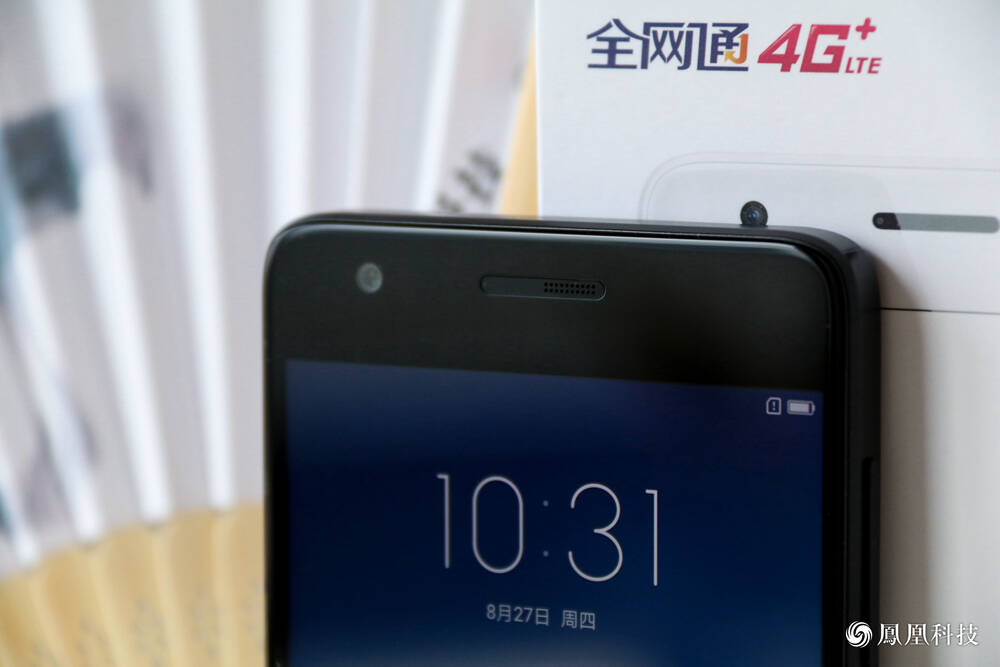 售价1599元 3+32GB版联想ZUK Z2开箱_手机凤凰网