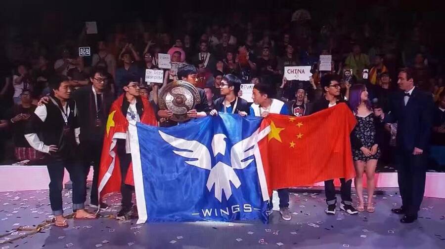 TI6决赛现场：Wings高举冠军盾 捍卫西恩荣耀_手机凤凰网