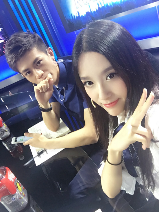 LPL新晋女解说Rita颜值高 原是中戏高材生_手机凤凰网