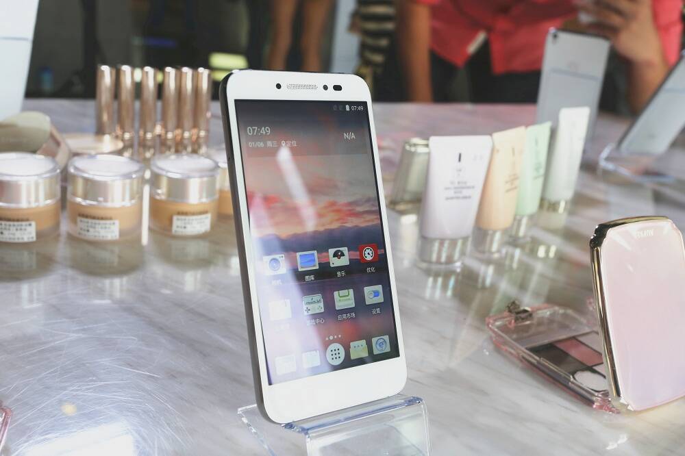 TCL 520手机图赏：主推美颜功能_手机凤凰网