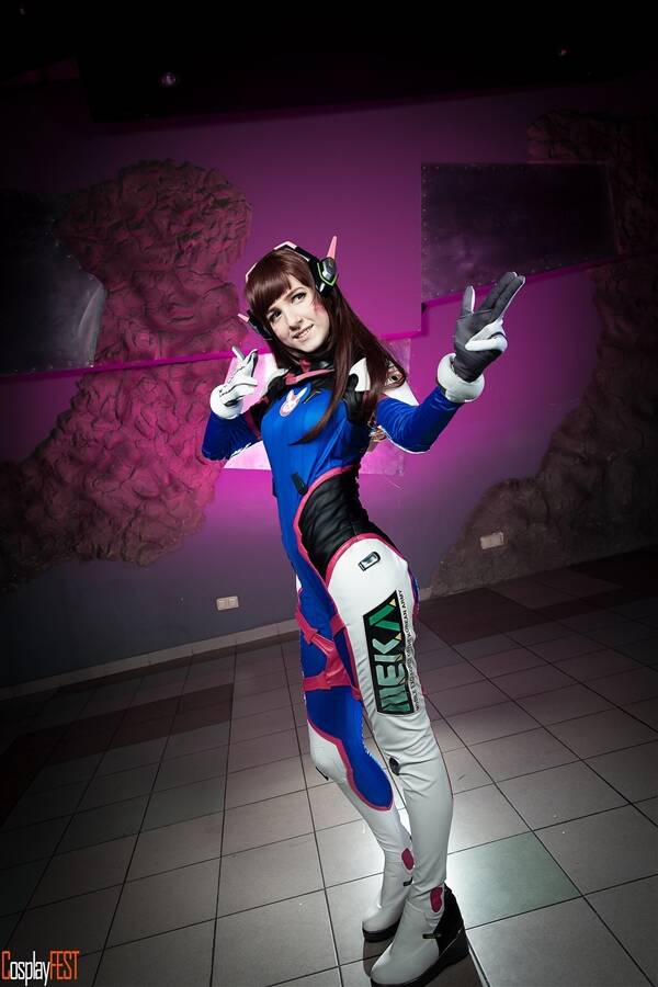 《守望先锋》D.Va姐妹花COS：死神双手握翘臀（图）_手机凤凰网