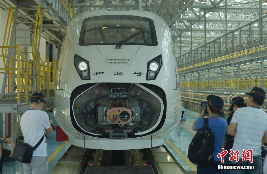 首列CRH3A新型动车组亮相成都_手机凤凰网