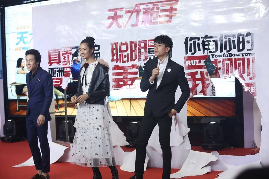 《天才枪手》组团来华! 屁鹅”查侬撩衣秀八块腹肌手机凤凰网