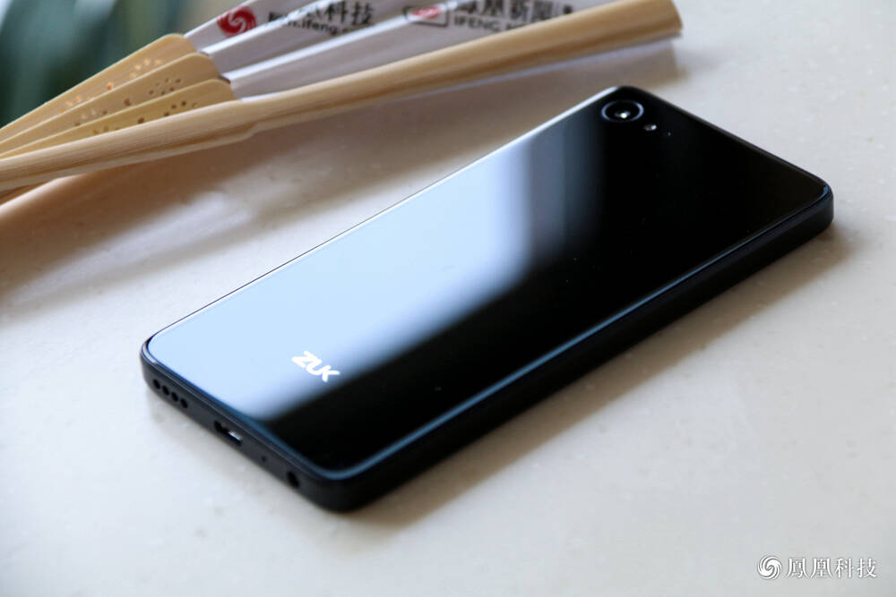 售价1599元 3+32GB版联想ZUK Z2开箱_手机凤凰网