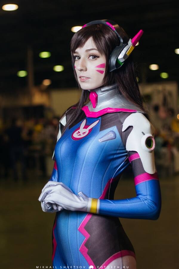 《守望先锋》D.Va姐妹花COS：死神双手握翘臀（图）_手机凤凰网