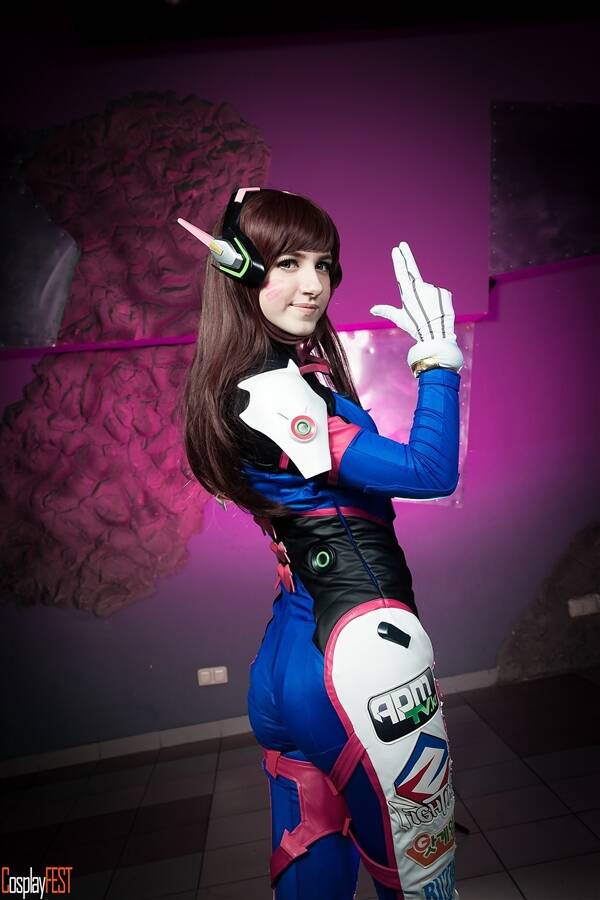 《守望先锋》D.Va姐妹花COS：死神双手握翘臀（图）_手机凤凰网