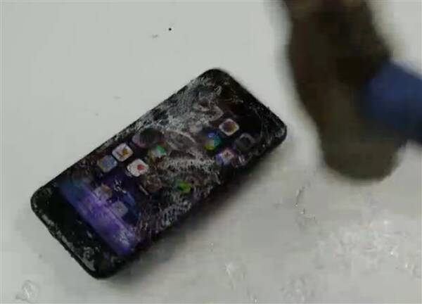 虐机狂人为iPhone 7镀水晶膜 画面太美_手机凤凰网