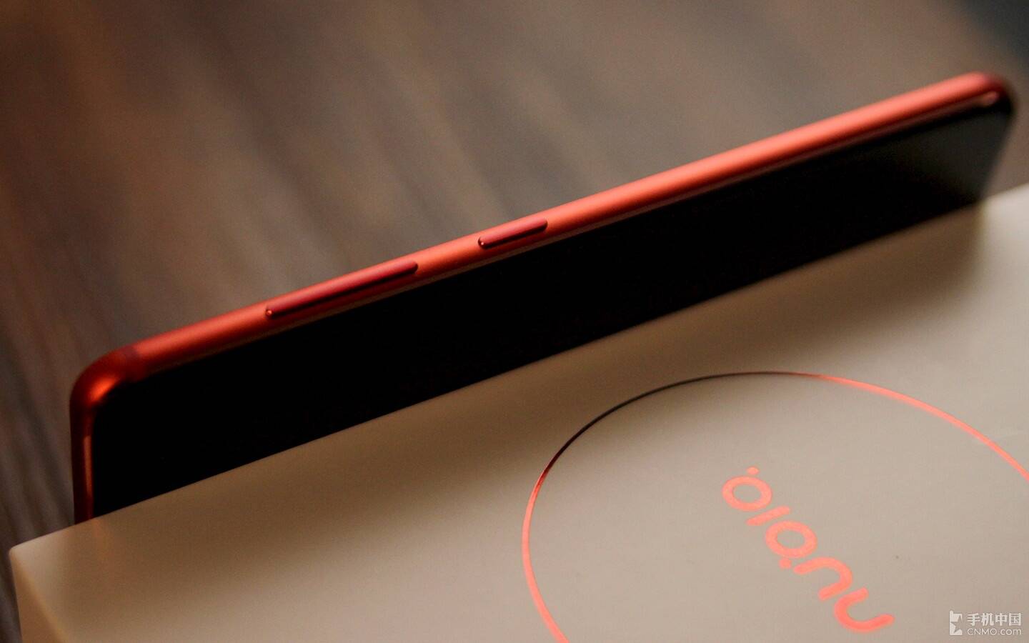 努比亚Z17mini炫红版图赏：红的有内涵_手机凤凰网