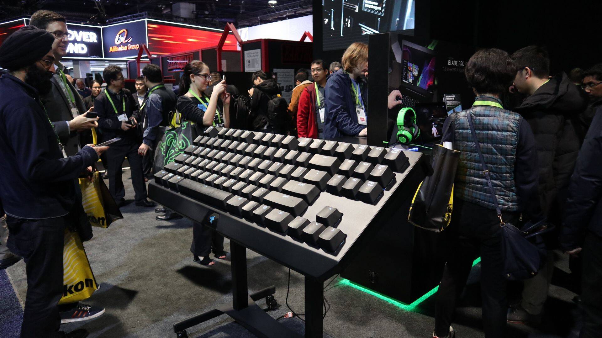 雷蛇CES2018展台：手机笔记本二合一形态复活_手机凤凰网