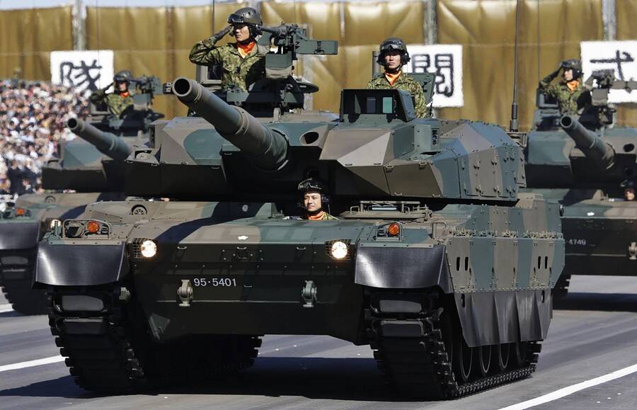 日本最强10式坦克变成观光车 拉着观光者兜风_手机凤凰网